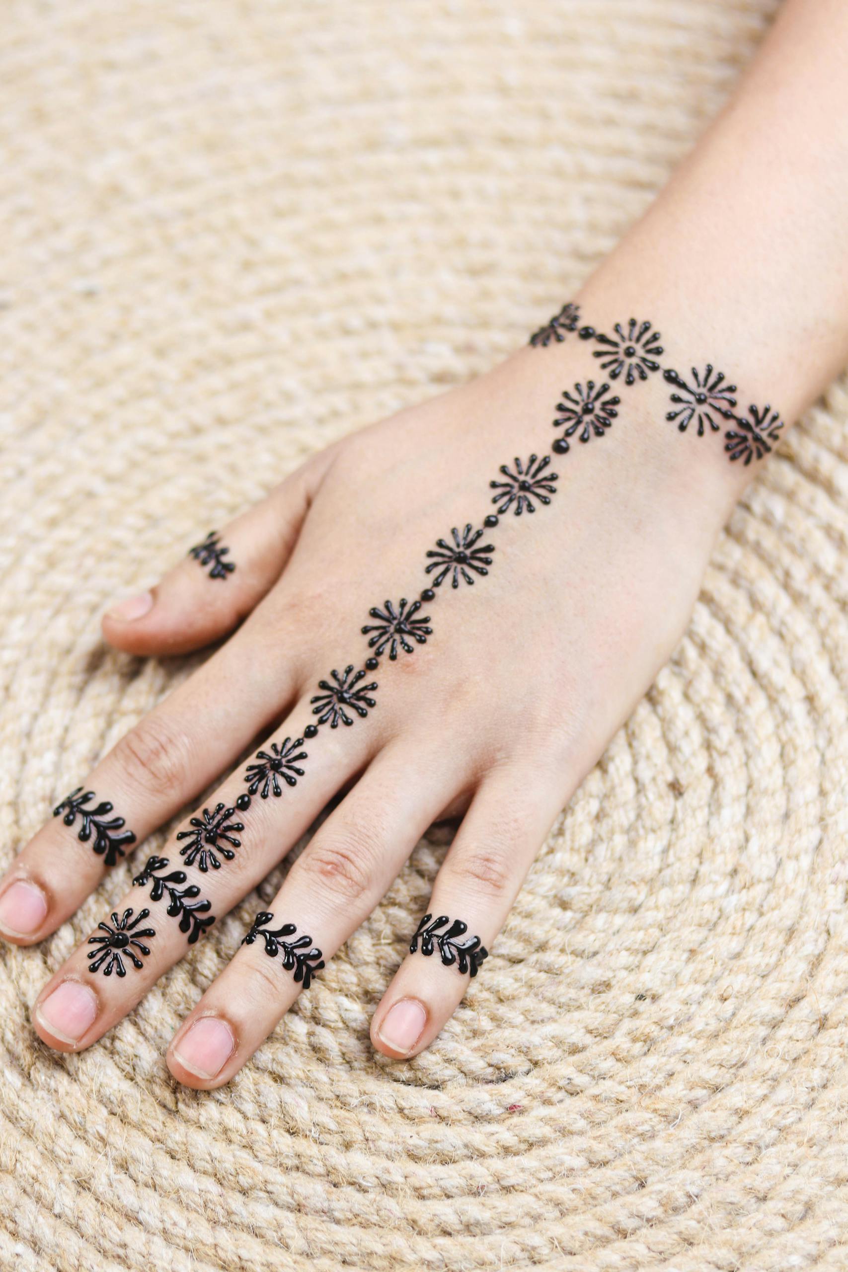 10 Minimal Mehndi Designs that Minimalist Love - Henna Tales